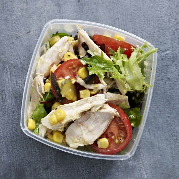 Salat med majs, oliven og kylling - se opskriften her
